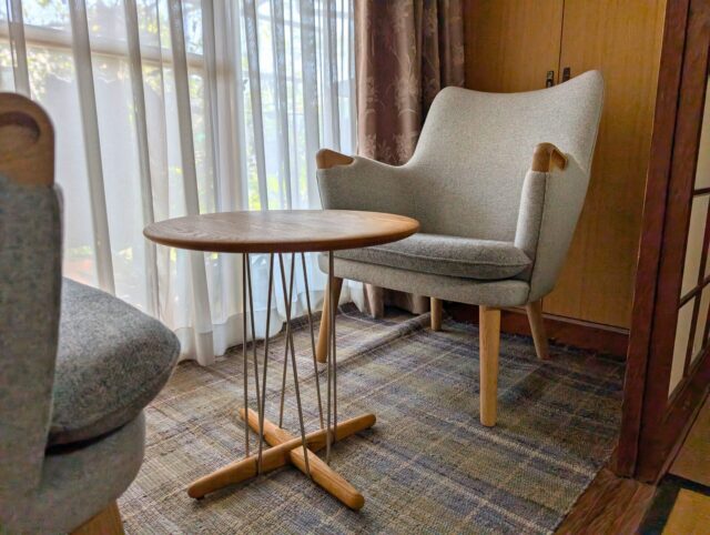 尾道市のお客様へCH71を2脚、E020 EMBRACE TABLEを1台お届けさせていただきました。